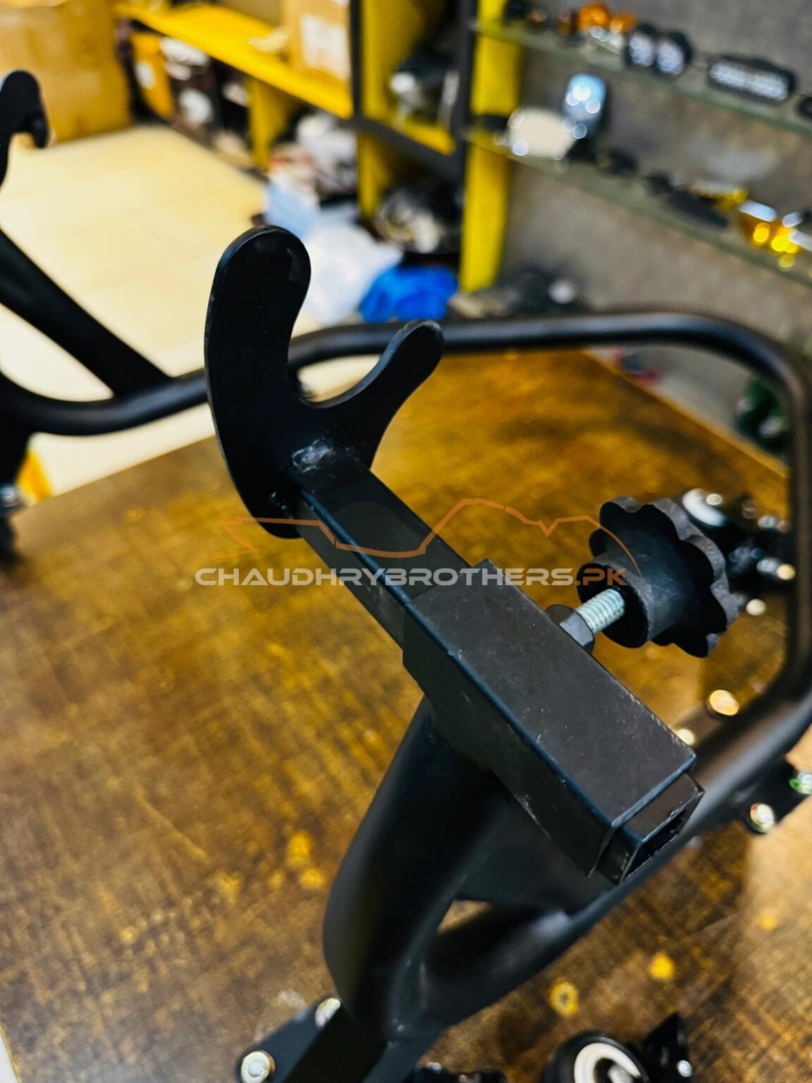 HIGH QUALITY 360 MOVABLE PADDOCK STAND – chaudhrybrothers.pk